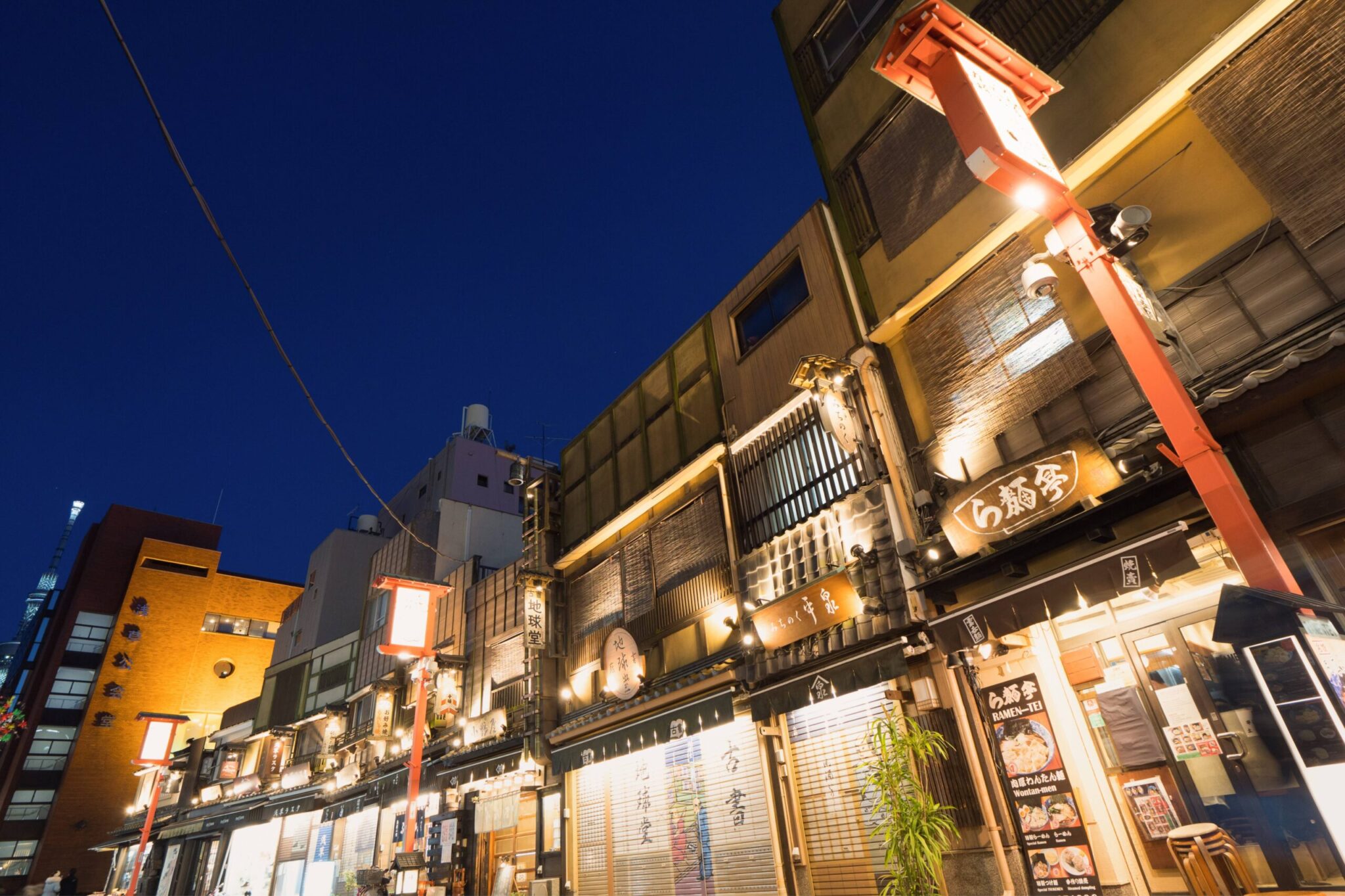A Complete Guide to Asakusa at Night: Must-See Sights, Hidden Bars & Safety Tips | 和風ショーシアター 浅草香和